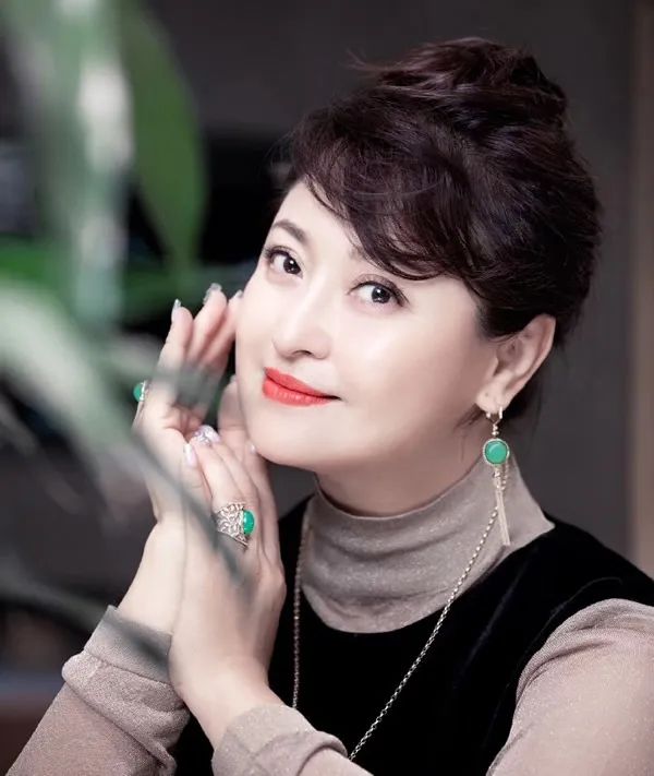 Remember Miao Ruolan in "Flying Fox in Snow Mountain"?Married to a ...