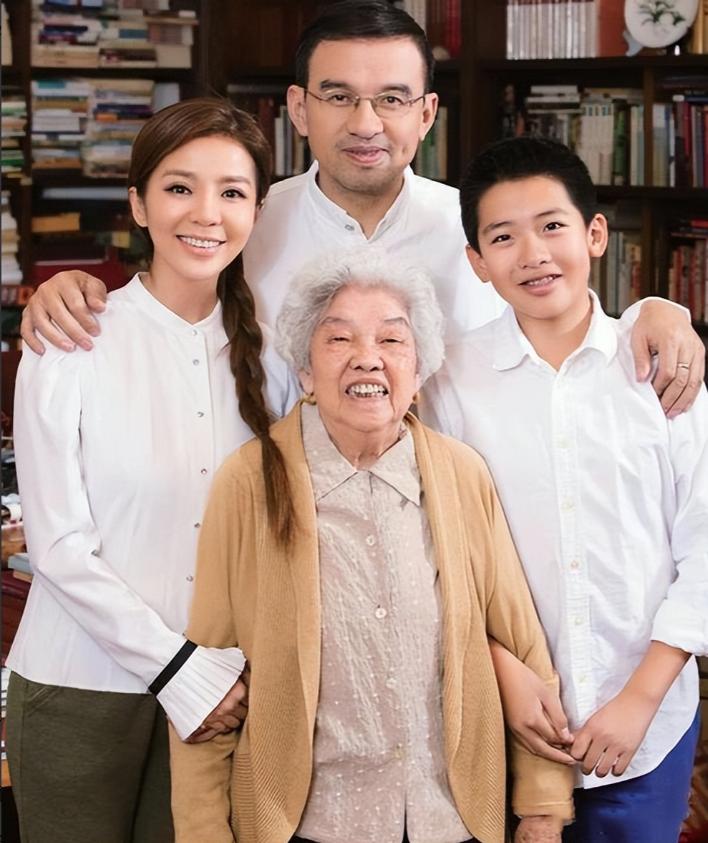 CCTV celebrity Zhu Xun: He enjoys endless glory on stage, but after get off work he eats his ...