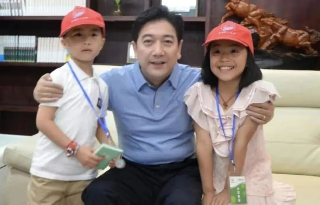 CCTV Shui Junyi: Divorced from a paralyzed wife, turned around and ...