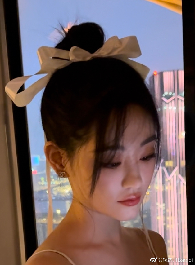 Zhu Xudan enjoys playing on the Ferris wheel, with a ball head and a ...