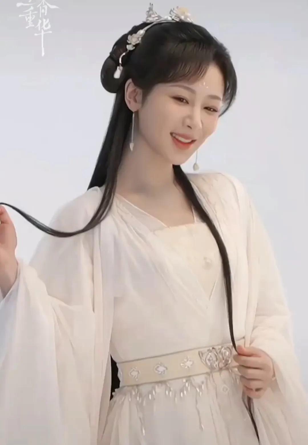 Yang Ziyan's pale costume is so beautiful - iNEWS