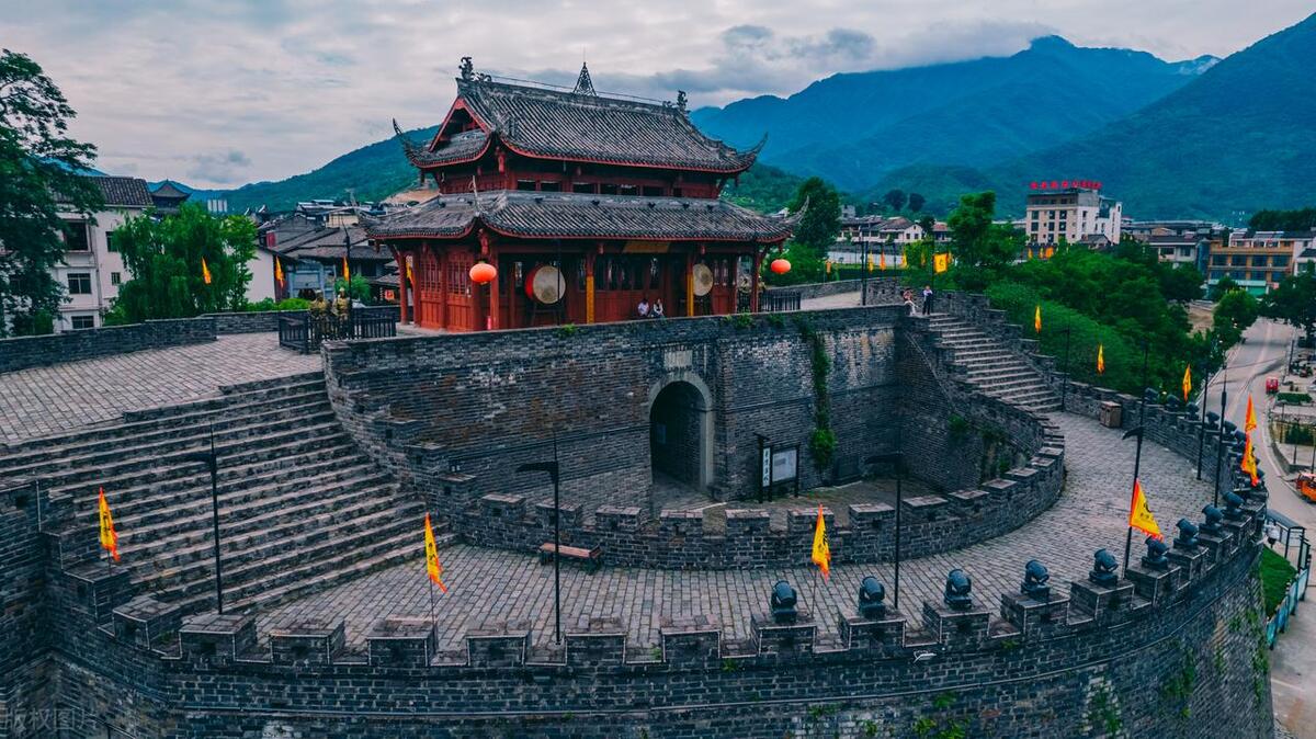 Why was Deng Ai able to sneak across Yinping alone and force Liu Chan ...