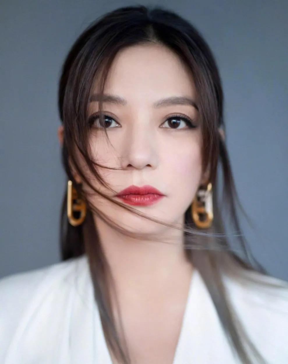 From "Chinese Superstar" to "No Such Person", the 47-year-old Zhao Wei ...