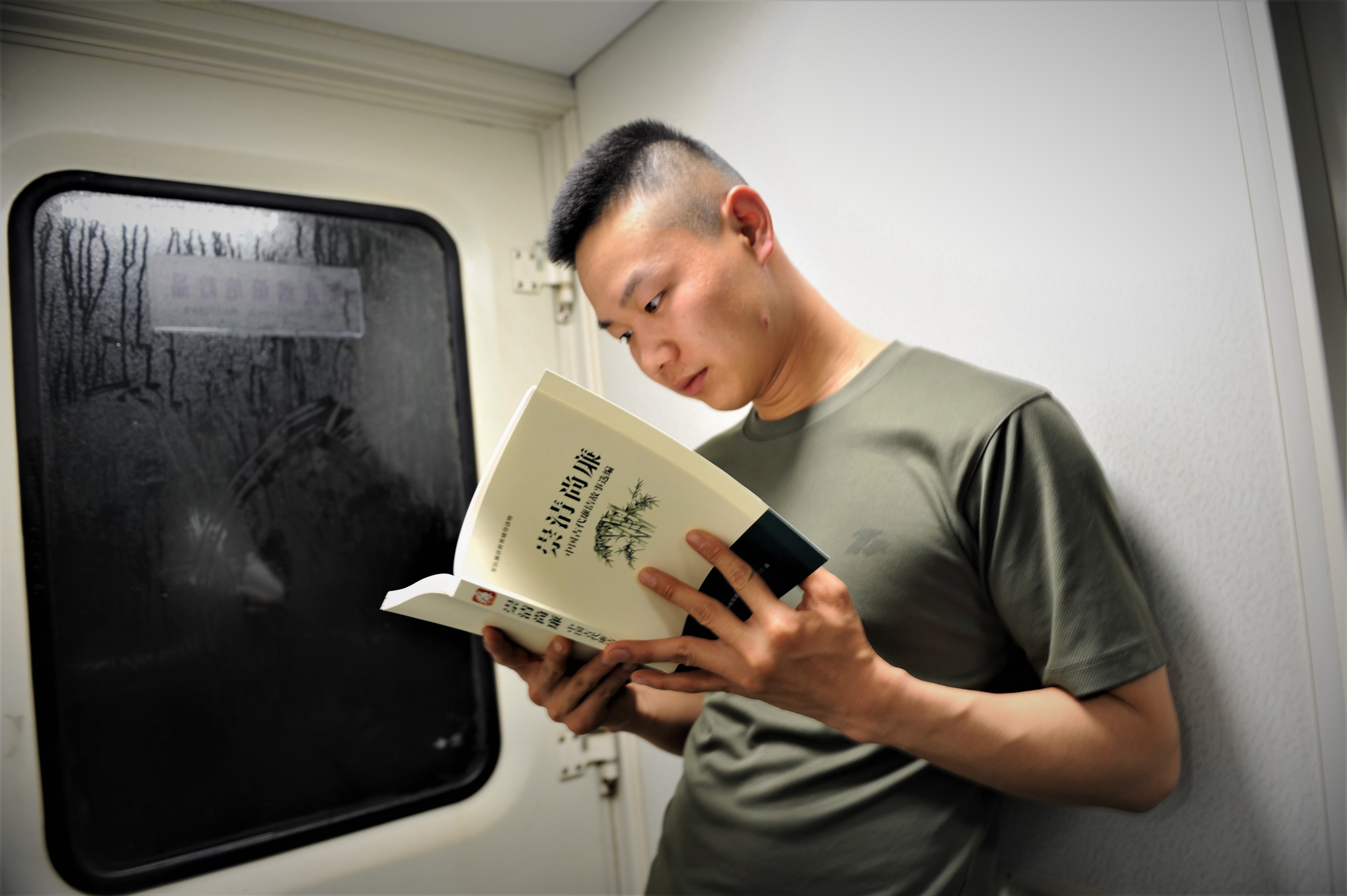 Follow Brother Bing to experience a different kind of "joyful" reading ...