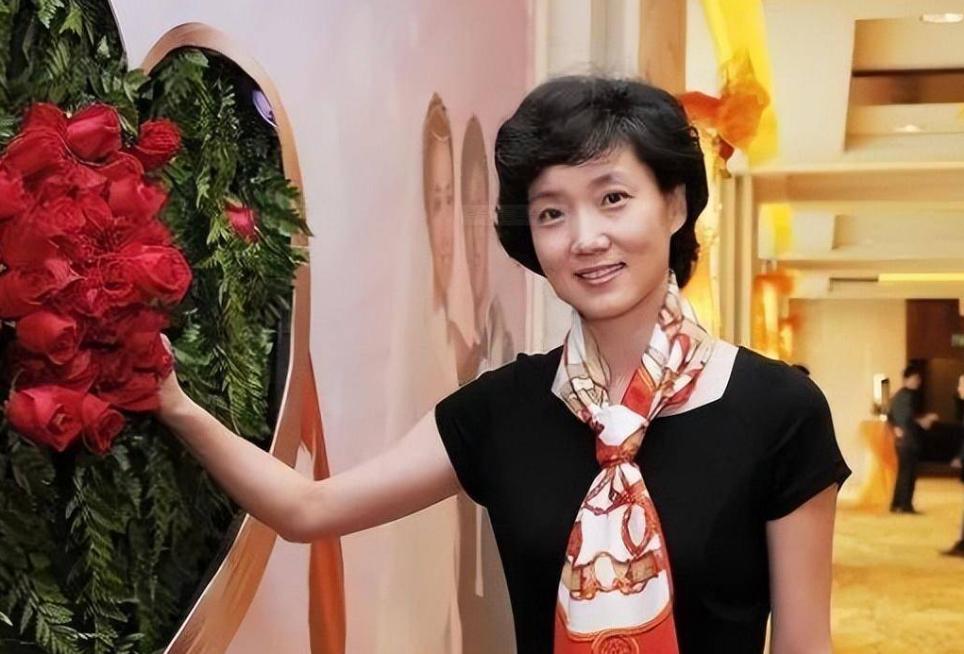 The retired hostess of CCTV has long hair, Li Xiuping is elegant and ...