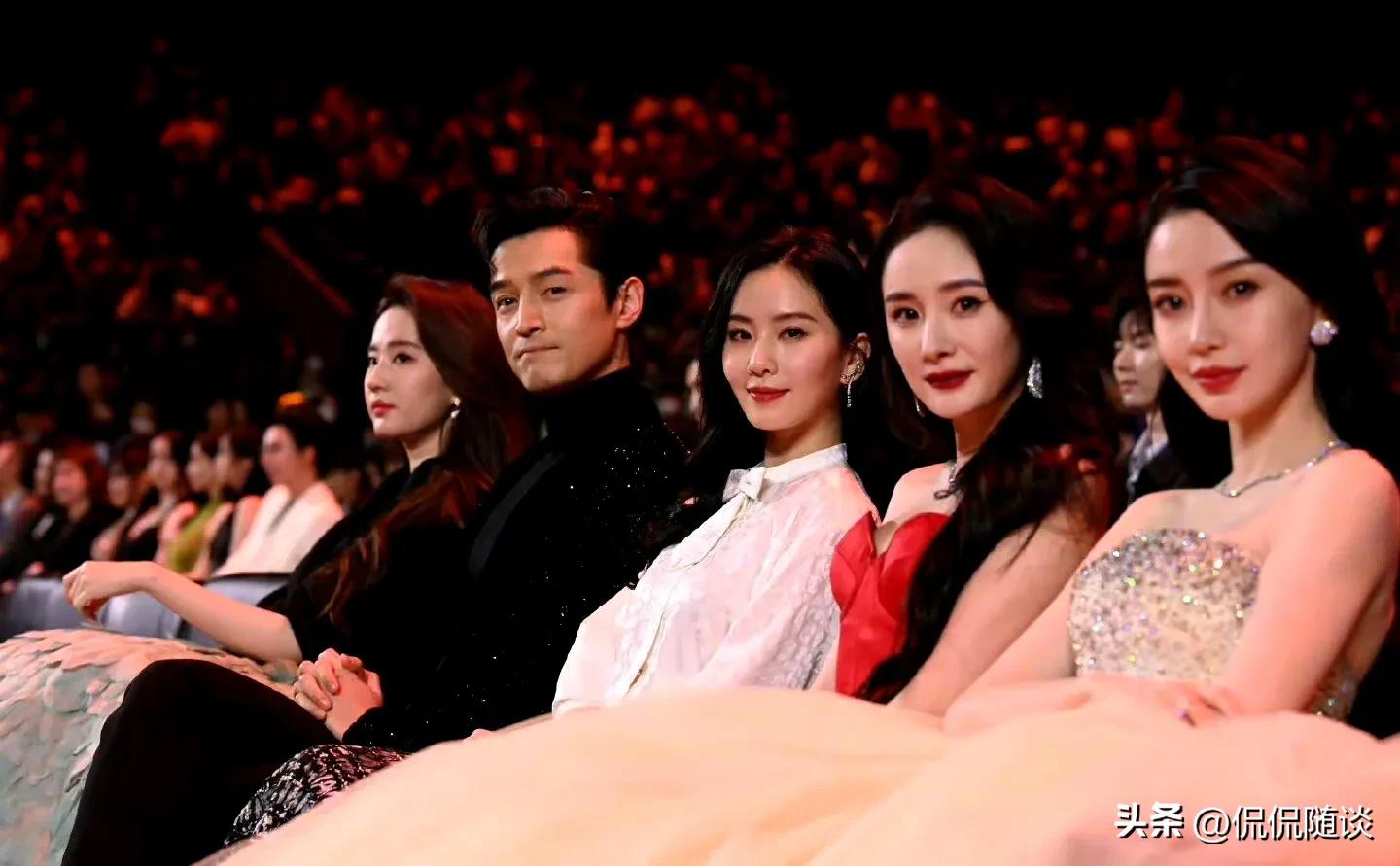 Tang Yan was late on Weibo night and was blocked outside the venue for ...