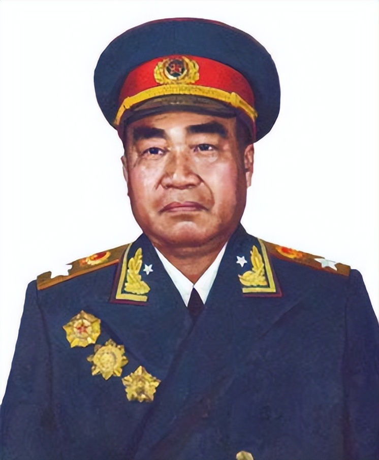 The top ten marshals rarely took a group photo. Lin Biao stood in the C ...