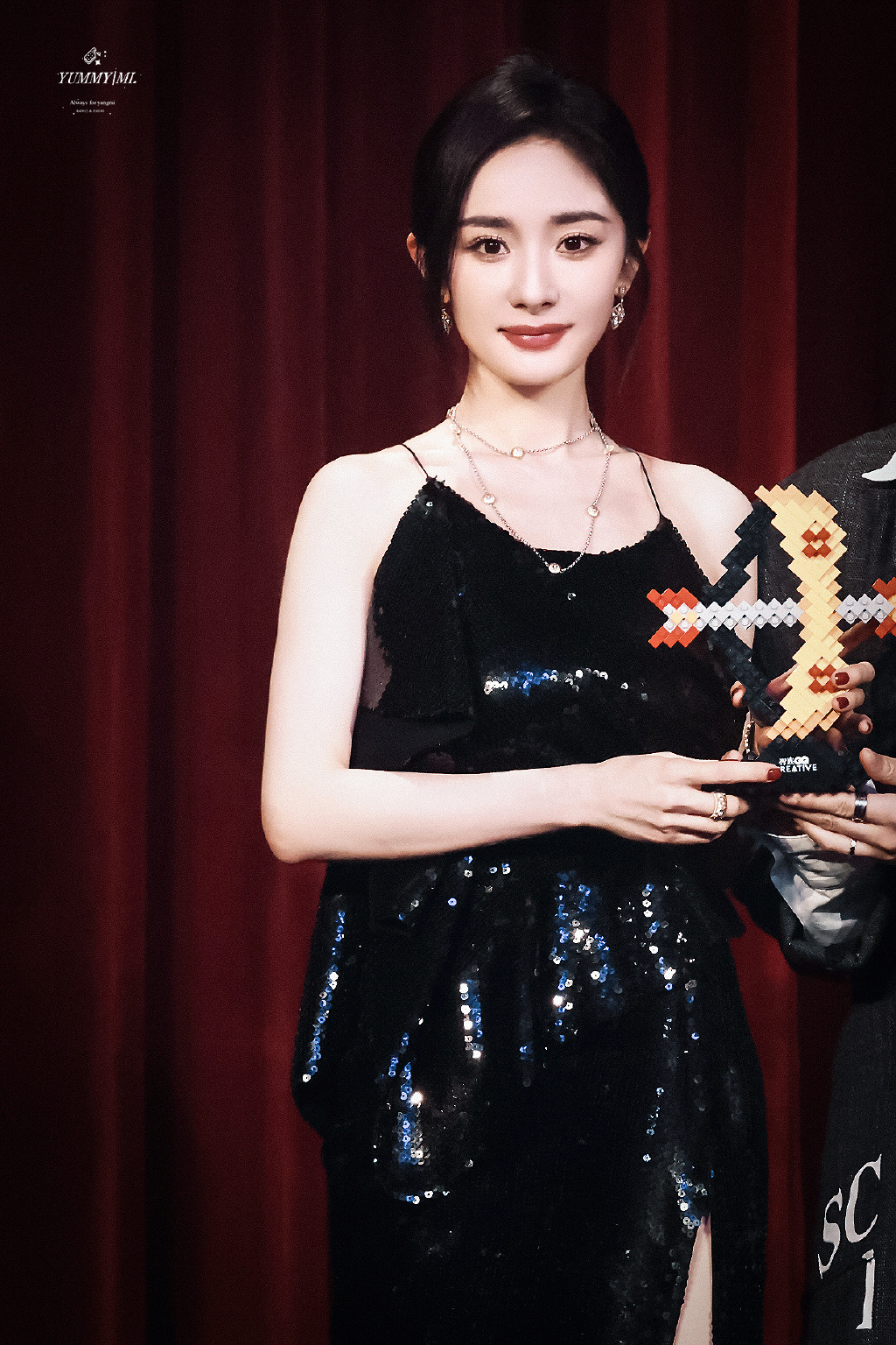 Yang Mi wears a suspender black dress showing her delicate and ...