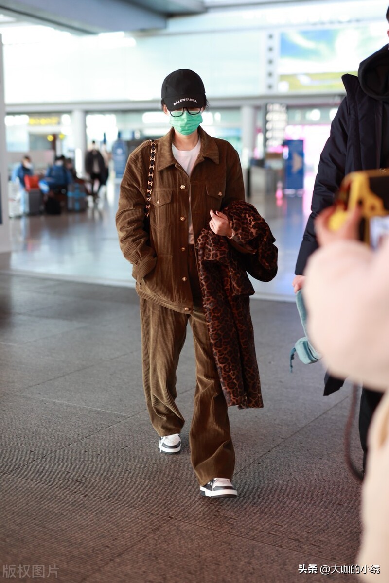 Sun Yi is wearing a brown casual suit + baseball cap + leopard jacket ...