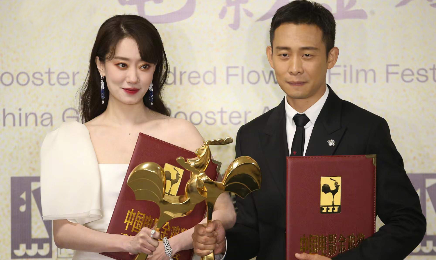 Golden Rooster Award: Zhang Yi and Zhang Xiaofei both hold the cup ...