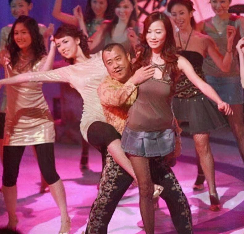 "Touching thighs", "face to cheek", "pull underwear", these male stars ...