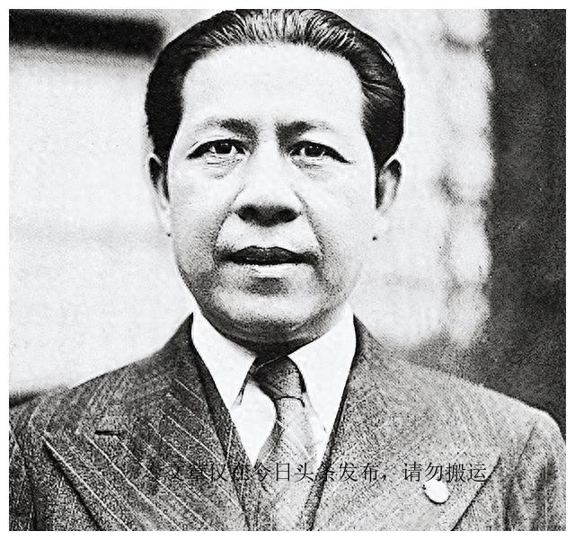In 1946, before his execution, Chen Gongbo shook hands with the staff ...