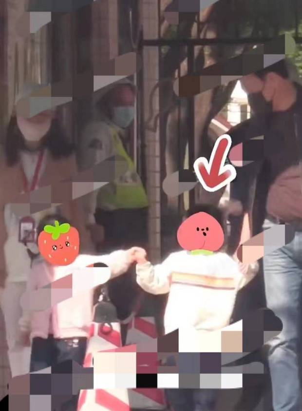 Tang Yan's father picks up his granddaughter from school, Xiao Xiaotang ...