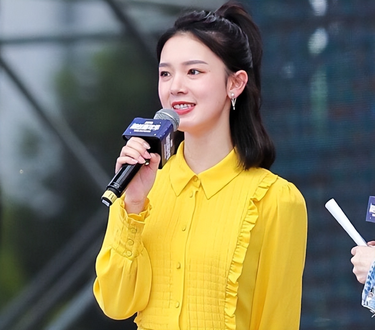 When Chen Yao met Danni Chong at the airport, she blurted out and called Zhao Yajing. Danni ...