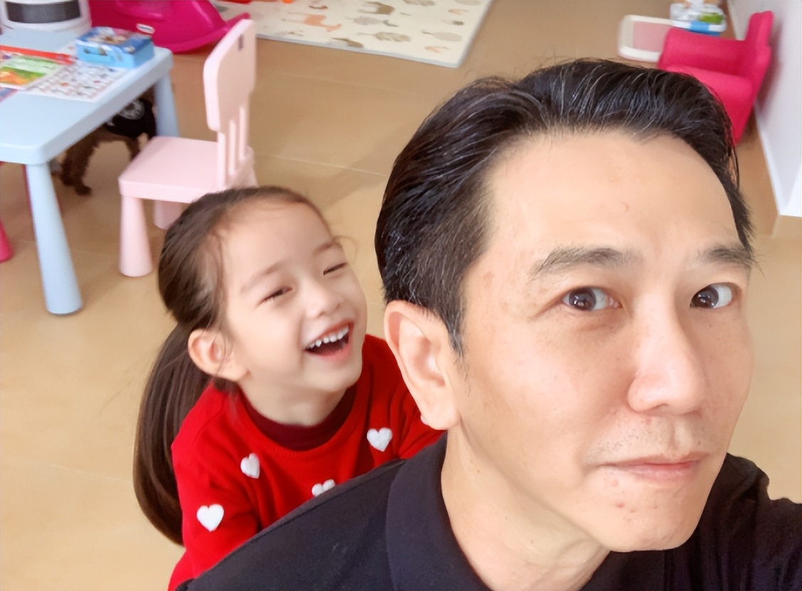 Wen Zhaolun: Showing conjugal love, he posted 34 photos in one breath ...