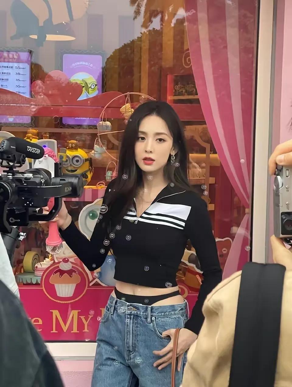 Gu Li Nazha appeared in Universal Studios and exposed her photos ...