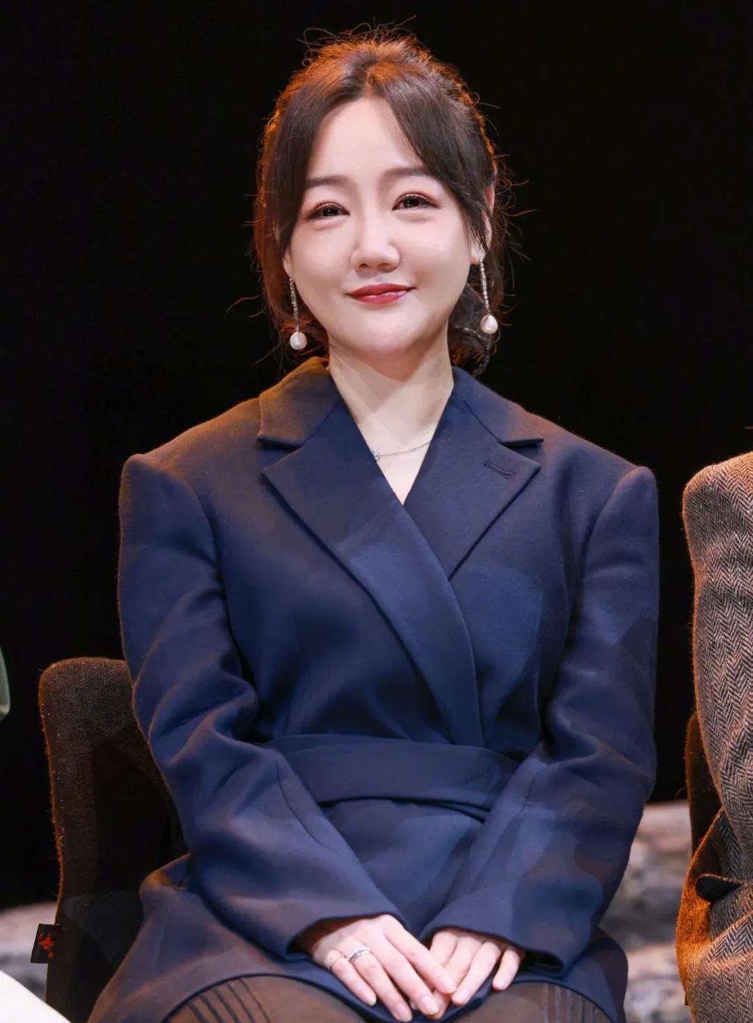 Hu Ge and his wife shared their happiness in the same frame - iMedia