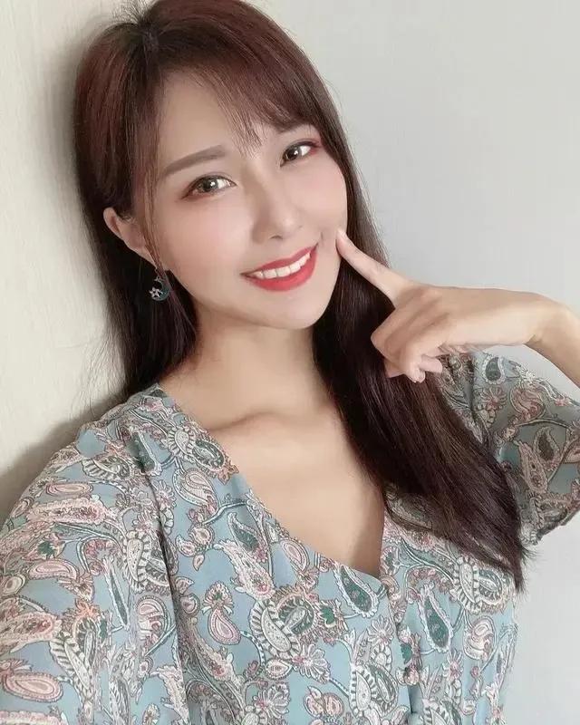 Chen Yuqing is a sweet and cold-looking royal sister Fan, she is fair and beautiful, a proper ...