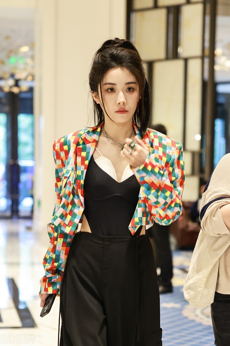 Yu Yan appeared in Shanghai Fashion Week to watch the show, plaid ...