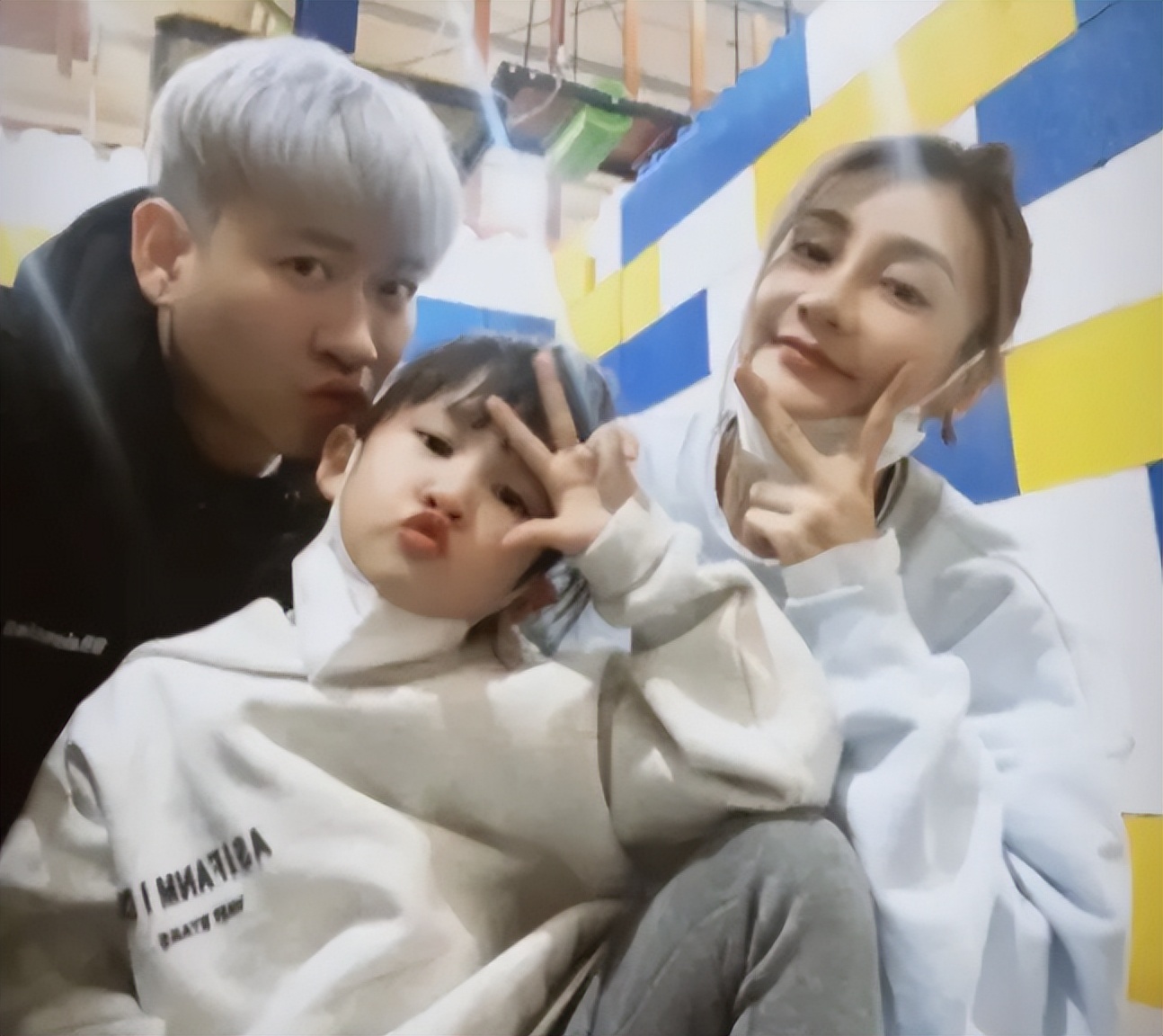 Cao Yunjin's rare update, posting photos of a family of three reunion ...