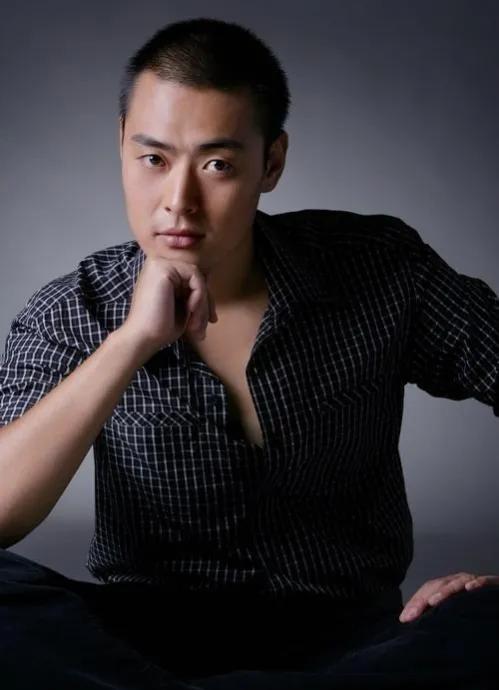 Zhang Tong went from the screen to the stage of the drama, and his ...