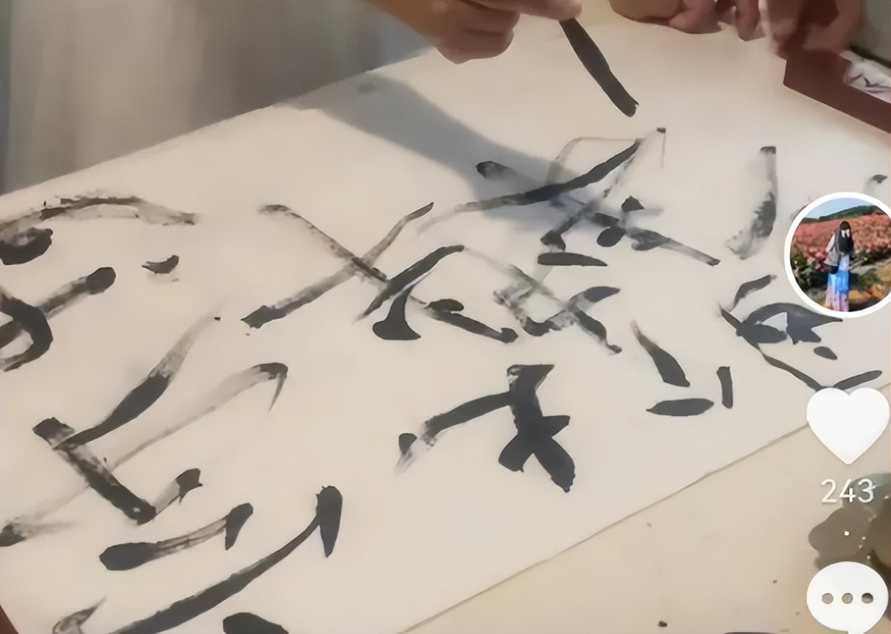 46-year-old Yu Xiuhua writes calligraphy on live broadcast, the ...