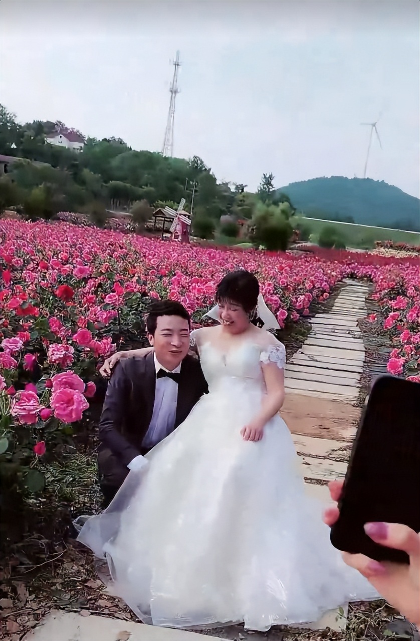 46-year-old Yu Xiuhua took a wedding photo, her boyfriend planted ...