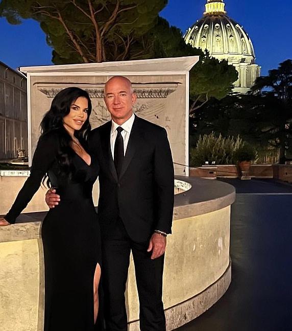 Bezos' girlfriend interviewed for the first time, revealing the daily ...