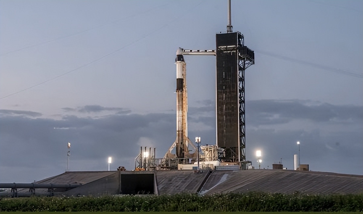 After 17 days, SpaceX's first all-guest manned spaceflight team returns ...
