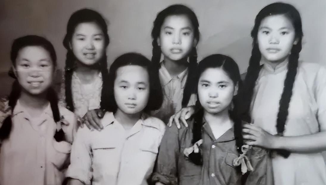 After Ju Ping divorced her ex-husband, a shoemaker, she married a ...