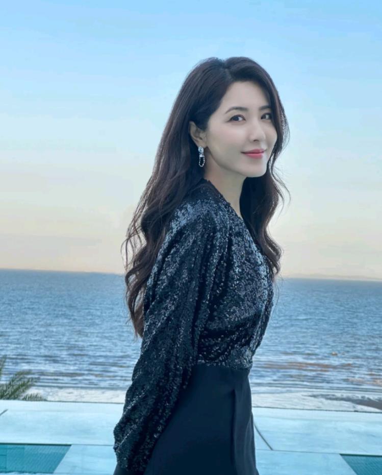 Zeng Lisha and Zhao Lusi took a photo together. The two had a good ...