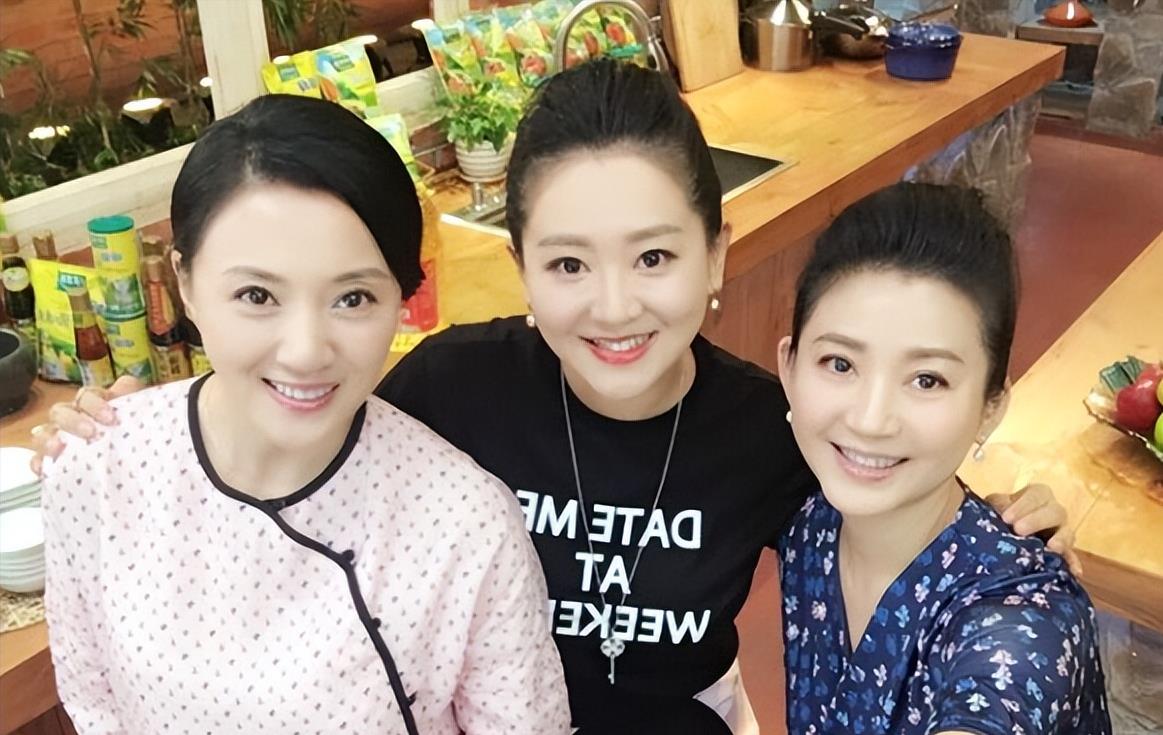 She used to be Feng Gong's female partner in the Spring Festival Gala ...