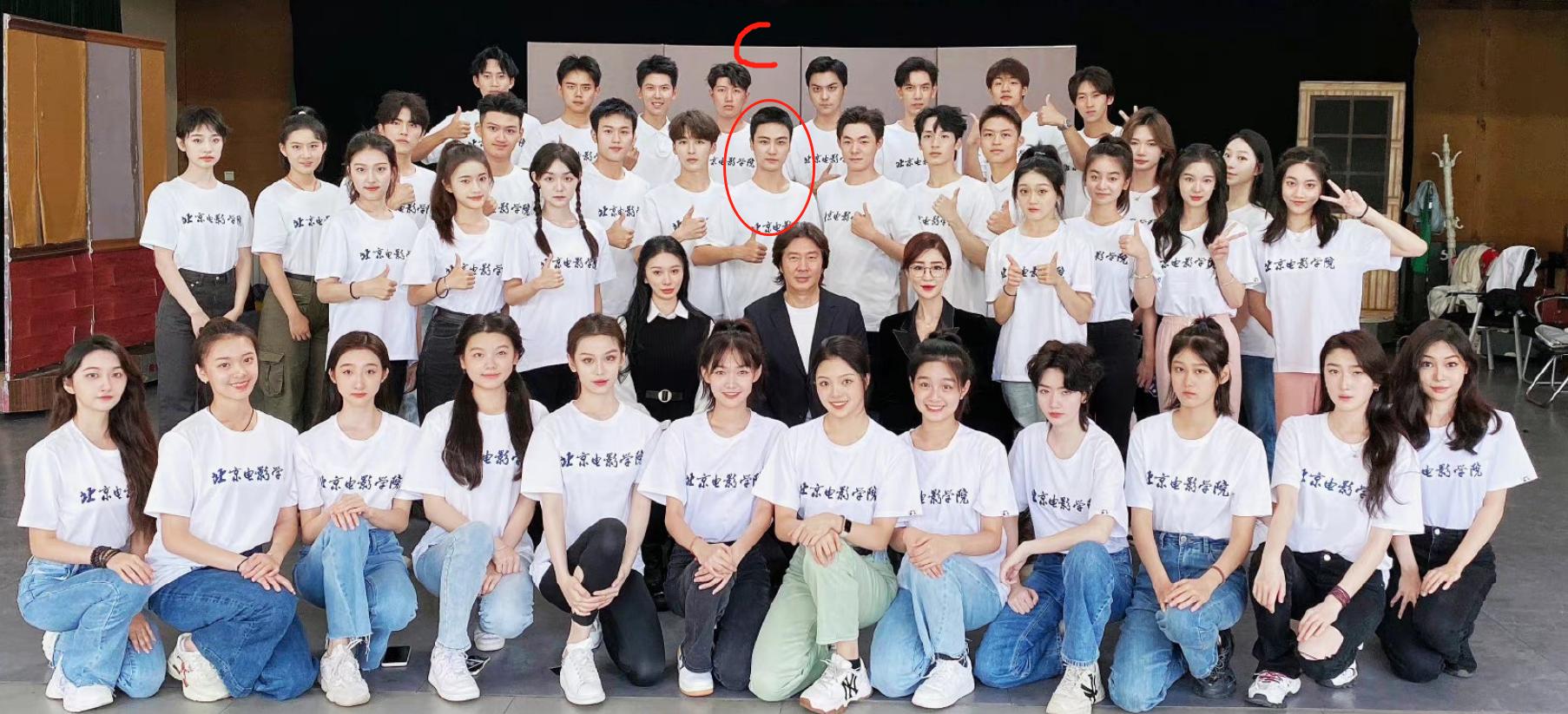 Group photo of the 22nd Beiying Experimental Class: Yan Haoxiang and He Luoluo are in the same ...