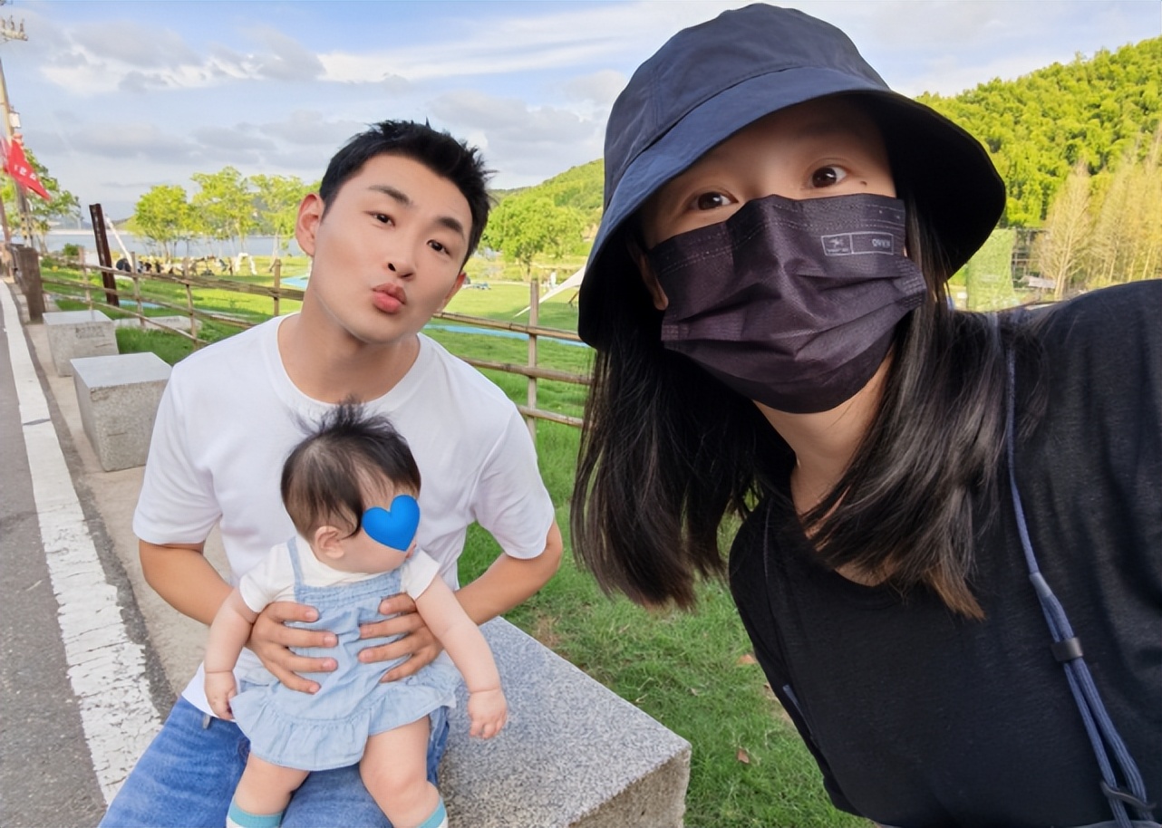 Ai Jiani posted a family photo, happy to complain that Wang Yanlin's ...