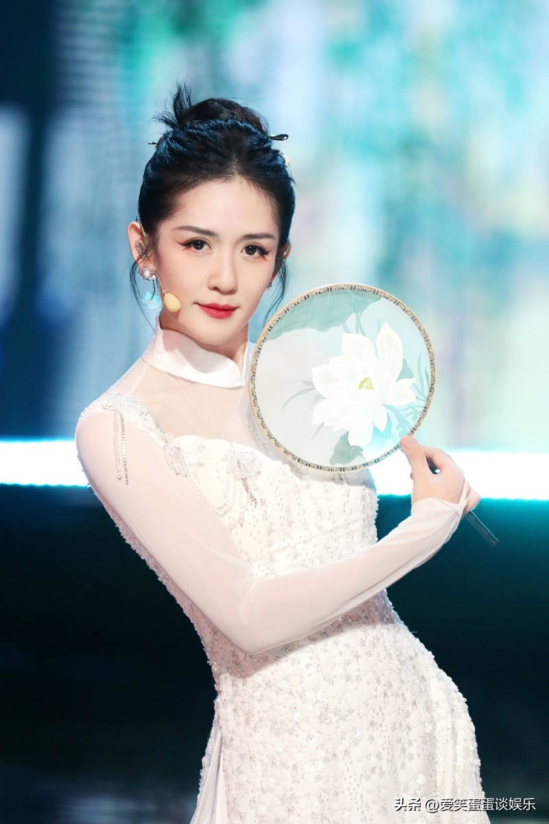 Xie Na's charm on the stage, beautiful legs, white cheongsam and ...