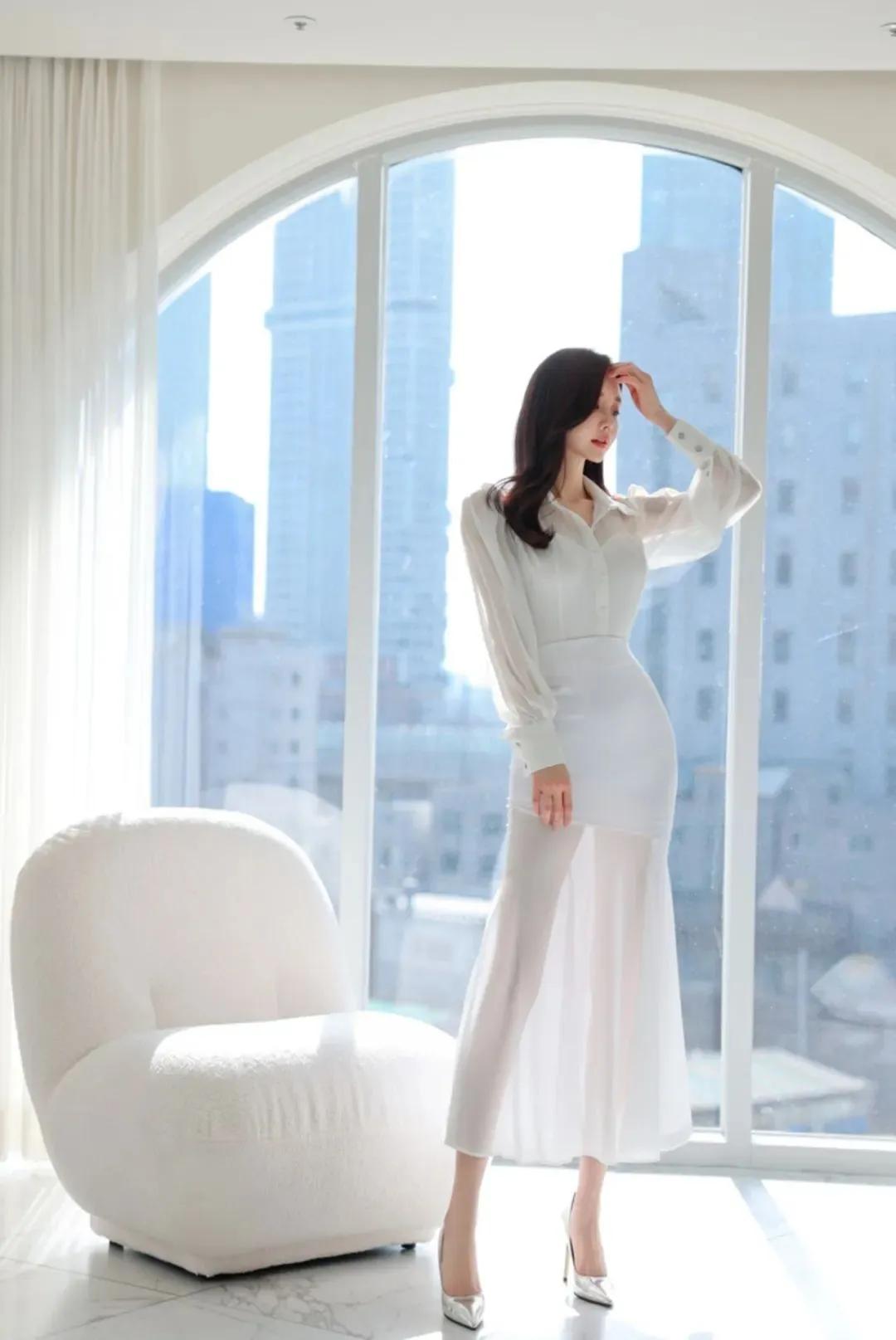 Sun Yunzhu, wearing a white and tender stand-up collar see-through ...