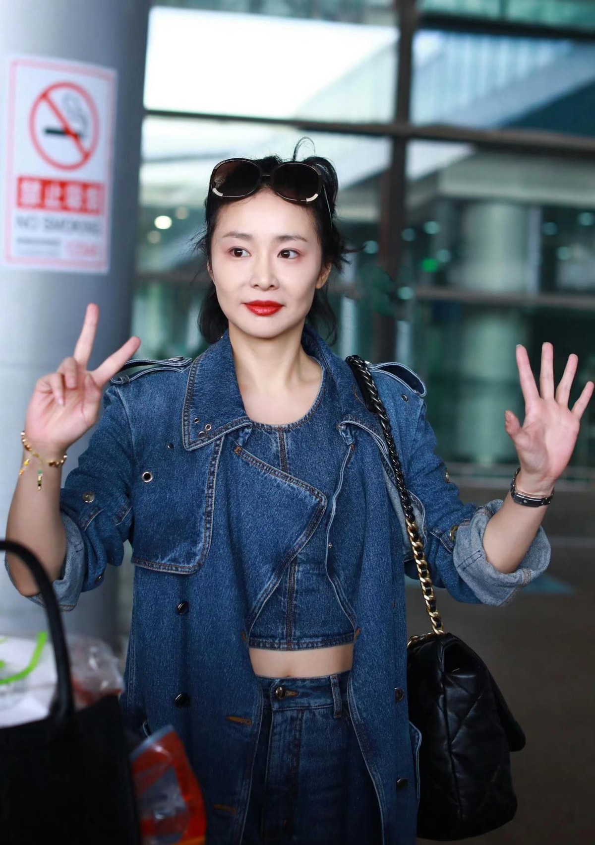 Gao Ye returned to China with a high profile, wearing denim and ...