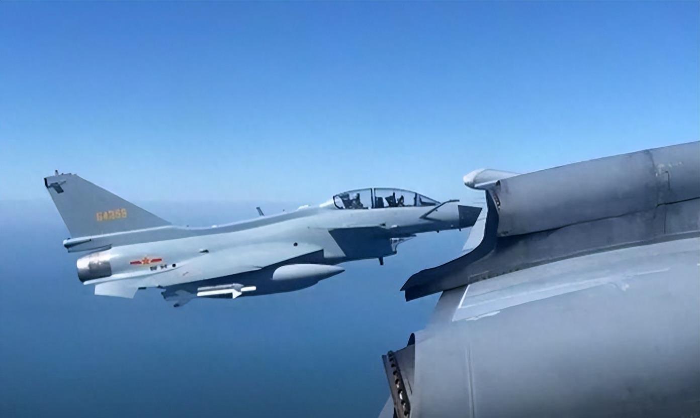 A Chinese fighter jet flew past a Canadian military aircraft at 5 ...