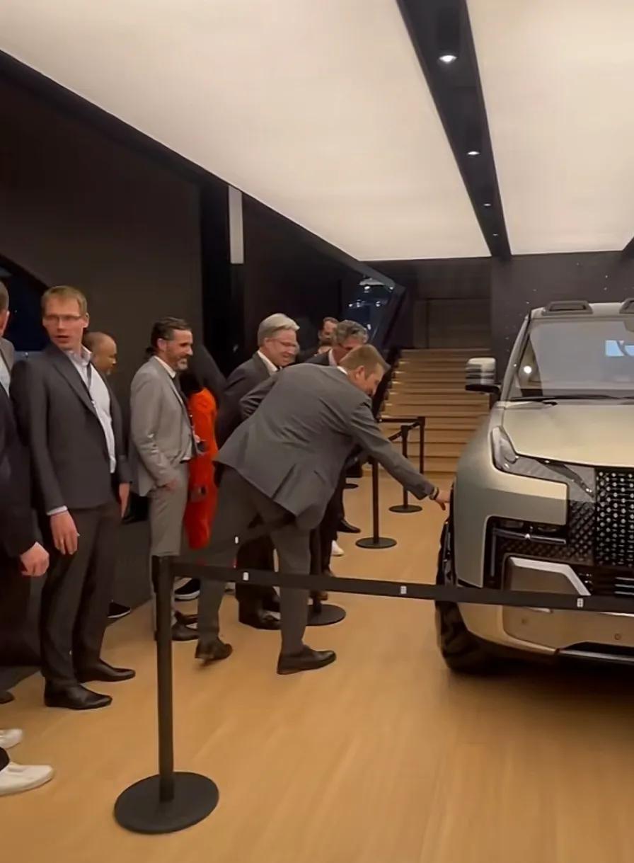 Look up, really good at playing! - iMedia