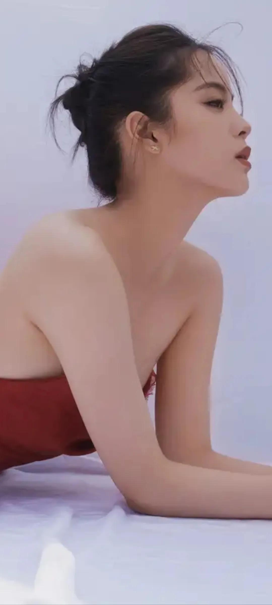 Celebrity pictures - Issue 197 Ouyang Nana - iNEWS