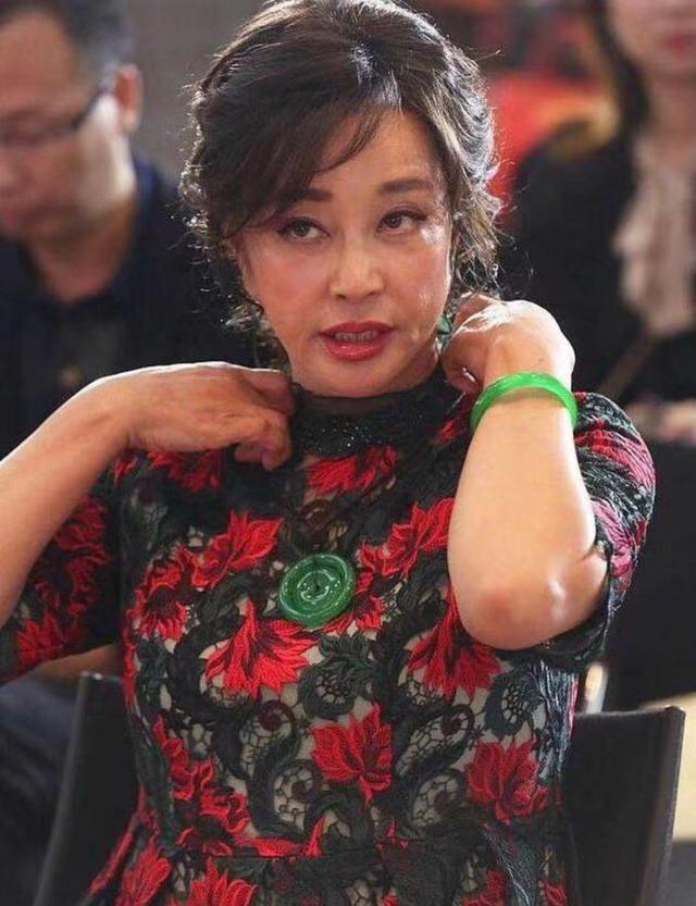 Liu Xiaoqing finally "fits old", and doesn't deliberately pretend to be tender in dressing and ...