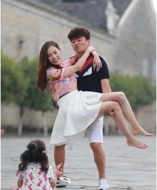 Song Zhe was released from prison, Wang Baoqiang and Feng Qing were ...