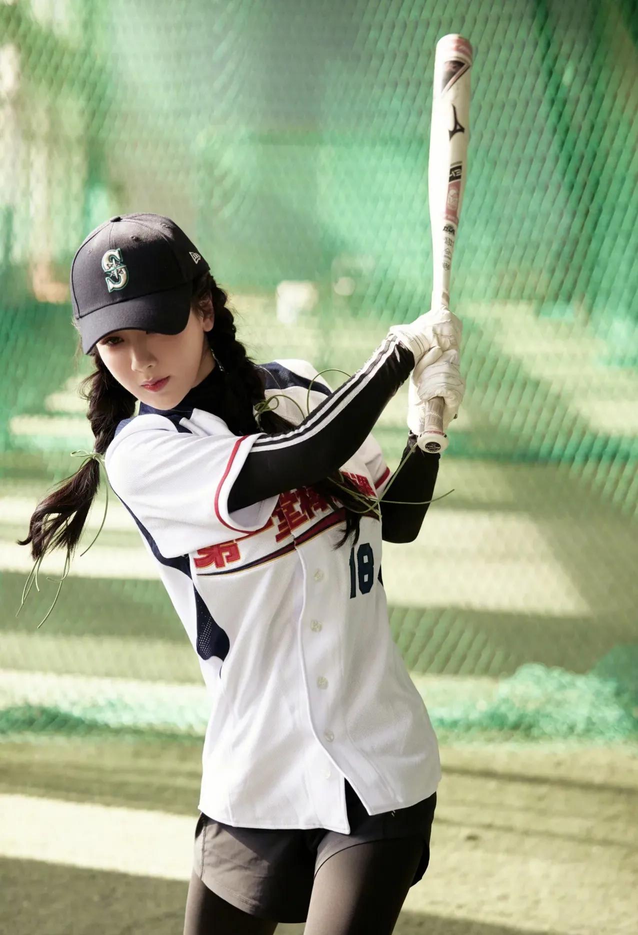 Baseball beauty Yang Zi - iNEWS