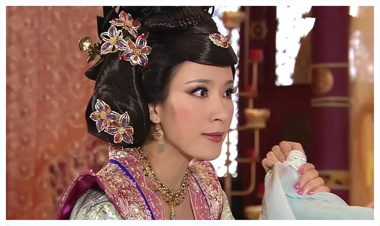 Plastic surgery is becoming more and more popular. These 3 TVB beauties also chose to move their ...