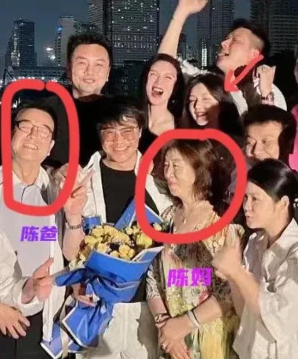 Chen Sicheng took his parents and girlfriend to celebrate the New Year ...
