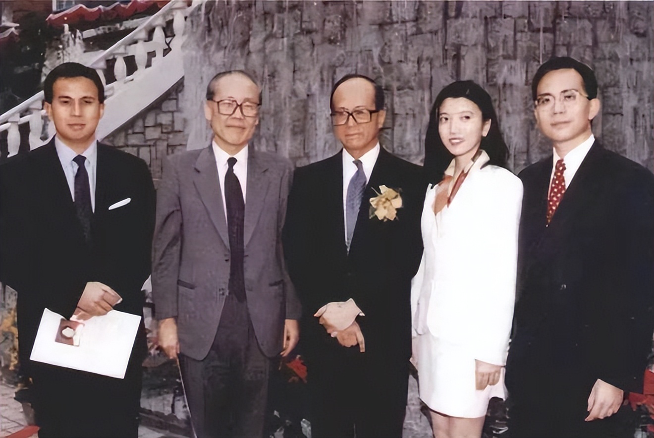 It is rare for Li Zekai and Li Zeju to be in the same frame, and the two brothers attended the ...