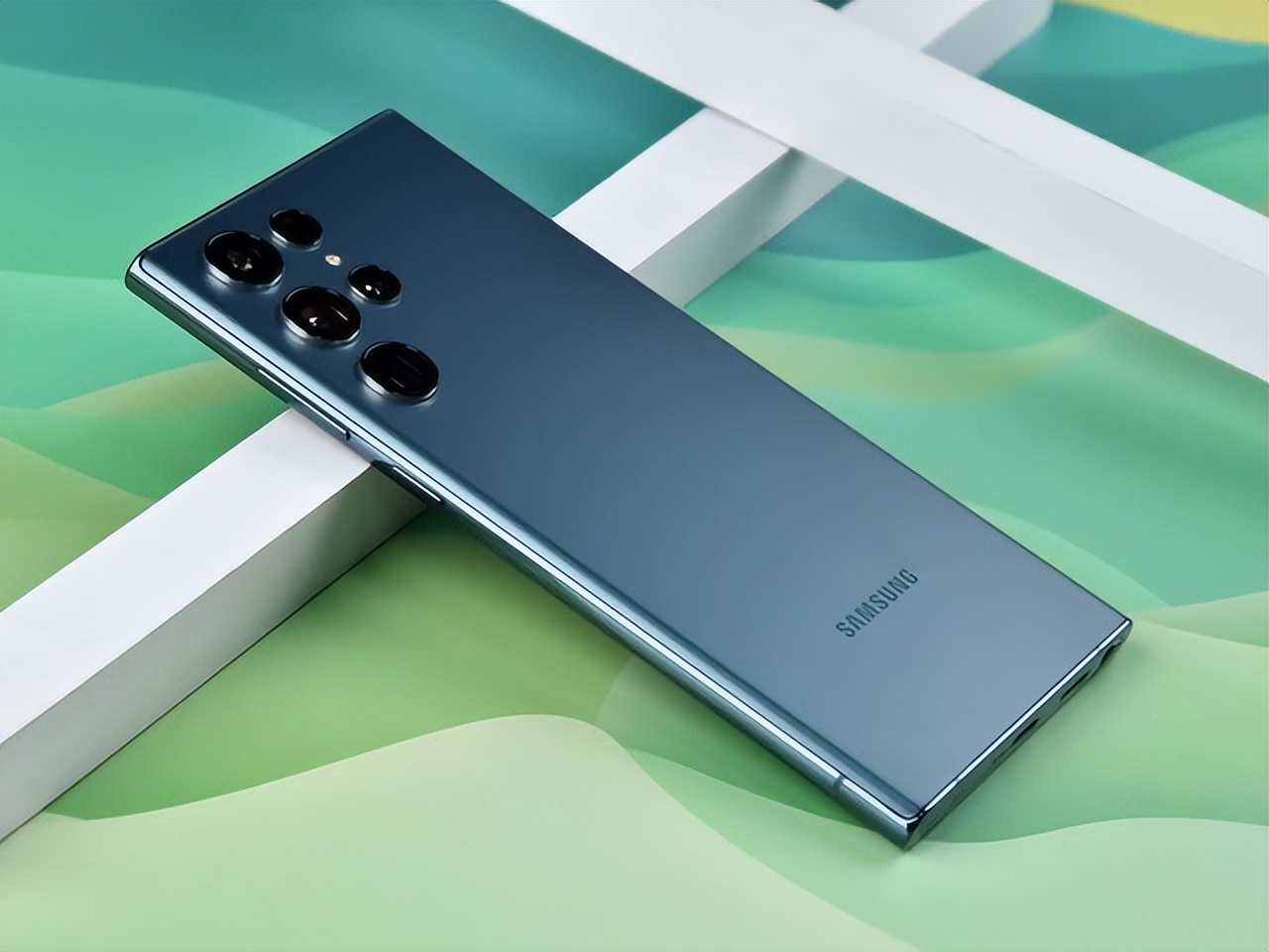 The Samsung S22U dives below 7k, and its fragrance is comparable to ...