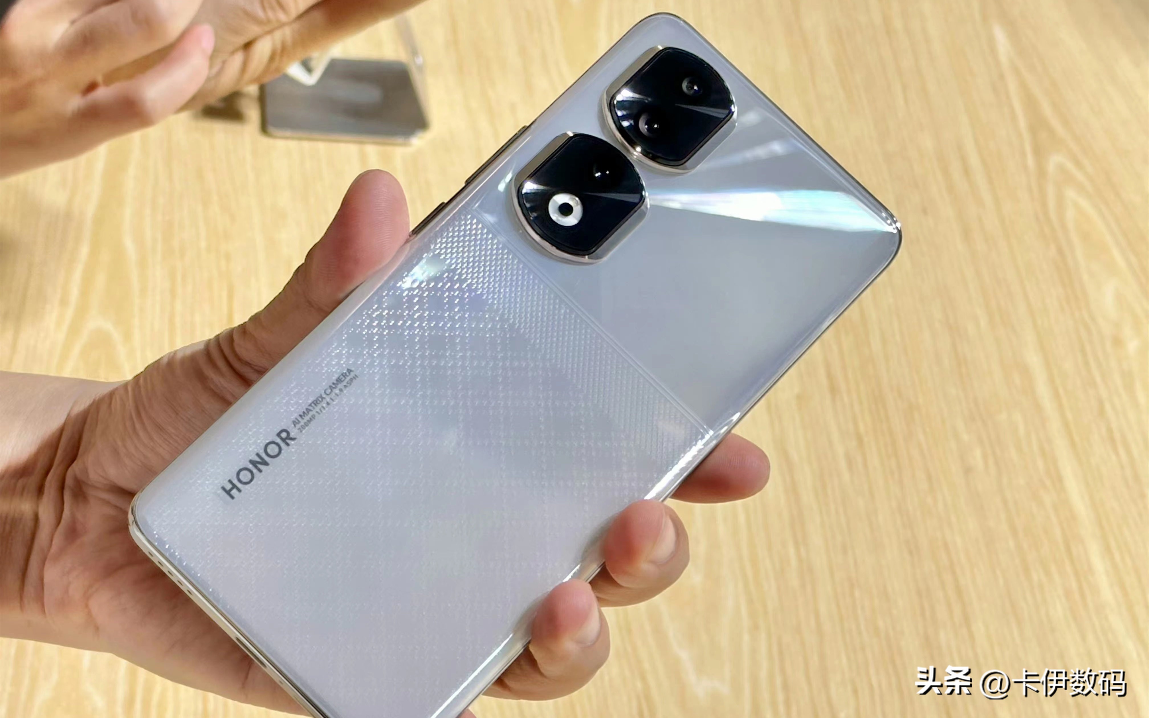 金銀對決！同為驍龍8+降頻，榮耀90Pro和OPPO Reno10Pro+怎麼選？ - 頭條匯