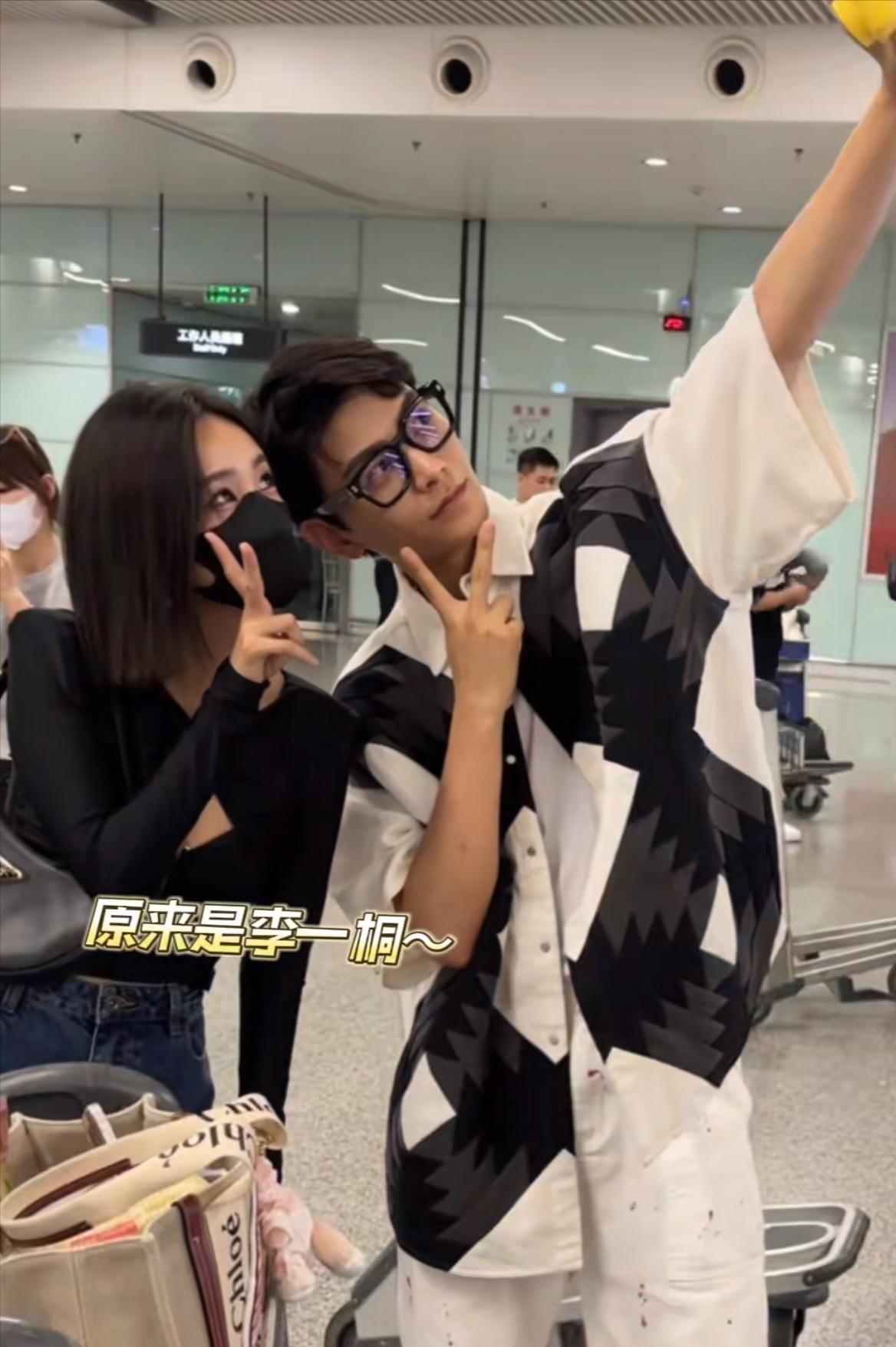 Li Yitong took off his shoes on the plane, put his bare feet on the ...