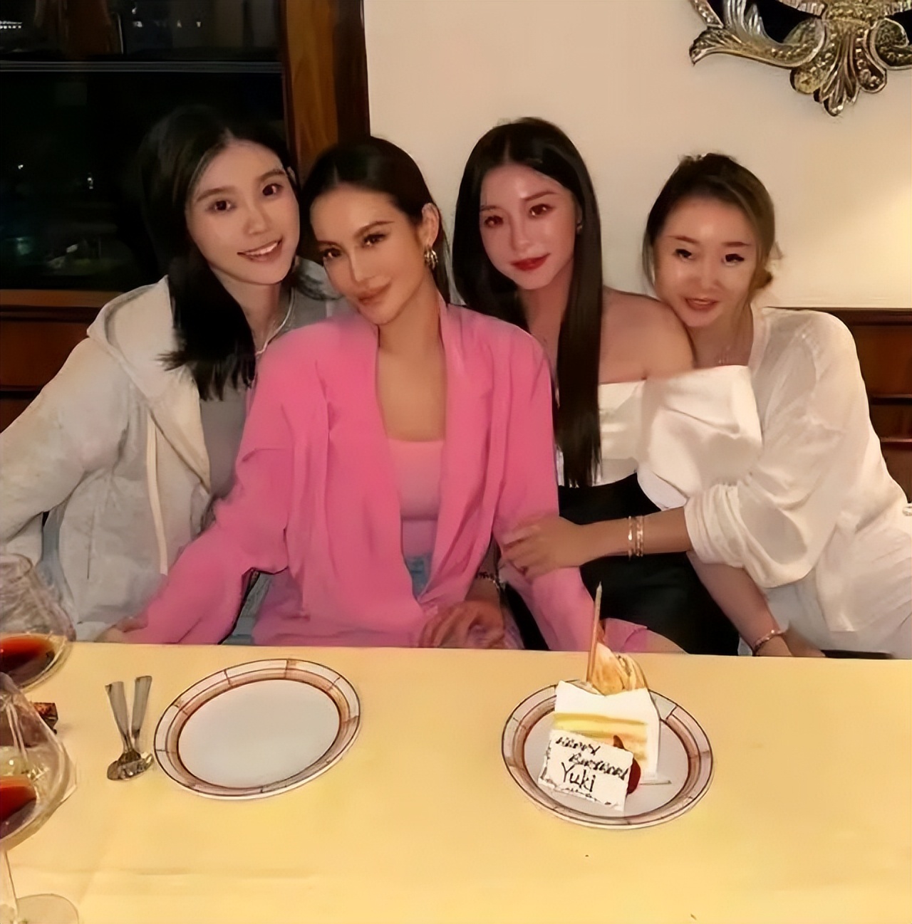 He Youjun and his young couple were met by chance in Tokyo, and Xi ...
